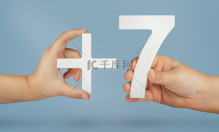蓝色背景下孩子手中的数字 7 和加号。高清摄影大图-千库网