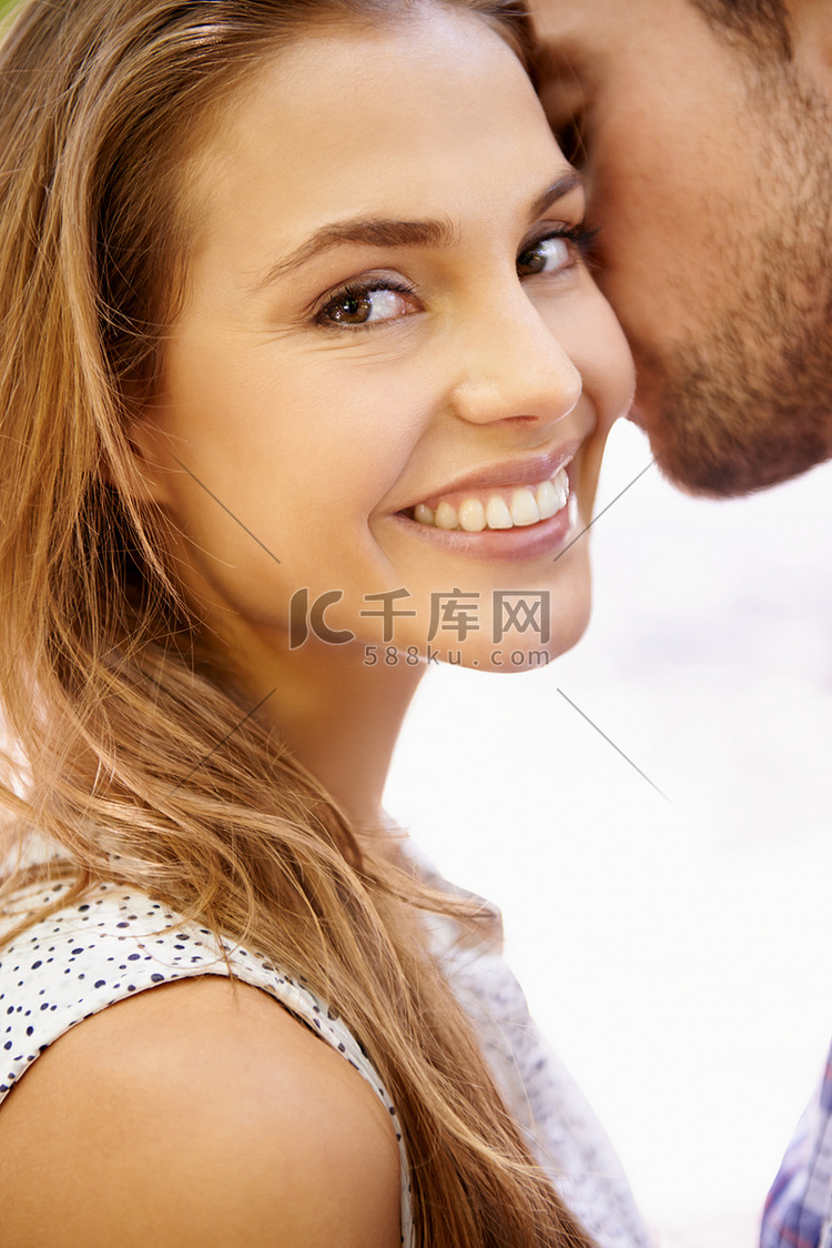 浪漫约会、情人节或公园、后院或休闲花园的爱情中的幸福情侣、肖像或亲密拥抱。高清摄影大图-千库网