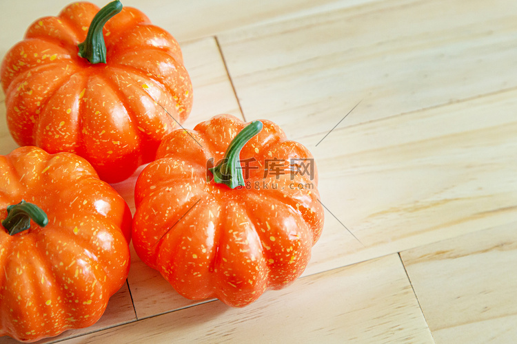 食物内容的木桌上的南瓜玩具。高清摄影大图-千库网