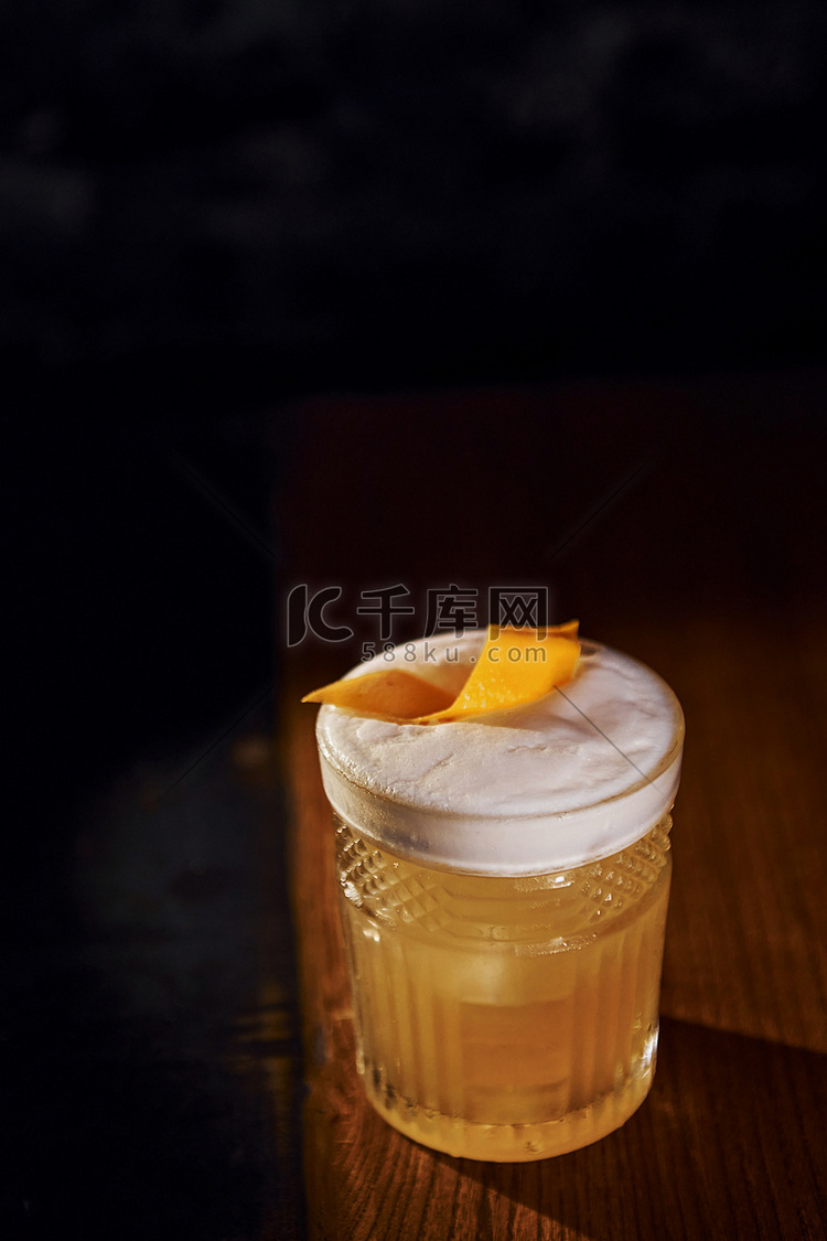 里面有冰块。高清摄影大图-千库网