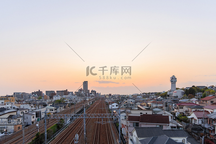 日本明石市 — 2023 年 4 月 19 日：钟楼旁的铁轨日落高清摄影大图-千库网