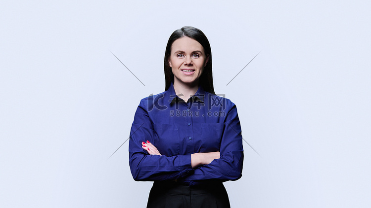 自信的商业年轻女性在白色背景下看着相机高清摄影大图-千库网