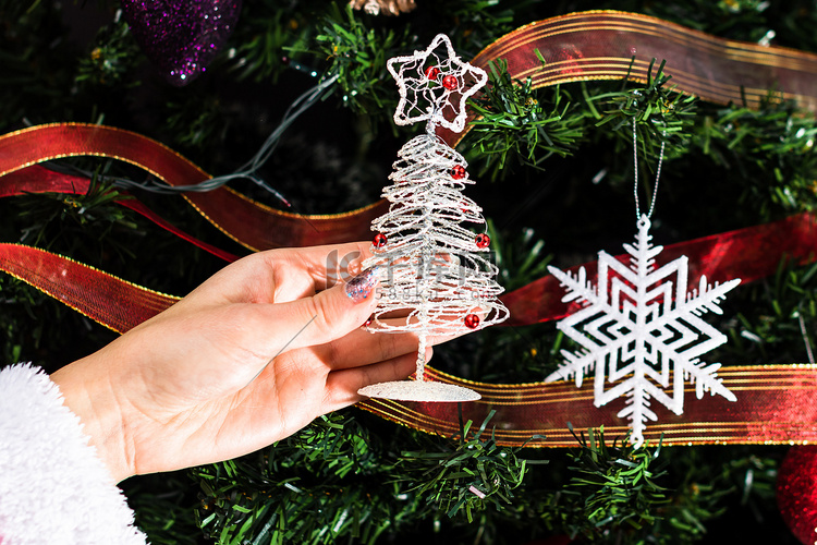 Hsnd 在克里斯面前拿着小圣诞树雕像高清摄影大图-千库网