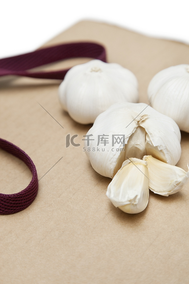 木砧板上有分离片的大蒜高清摄影大图-千库网