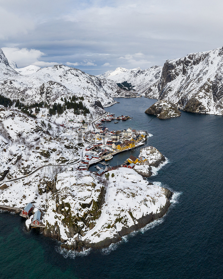 Nusfjord 渔村、Rorbu、峡湾和冬季山脉。高清摄影大图-千库网