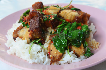 脆皮猪肉配泰国罗勒 (Kra Pao Moo Grob)高清摄影大图-千库网