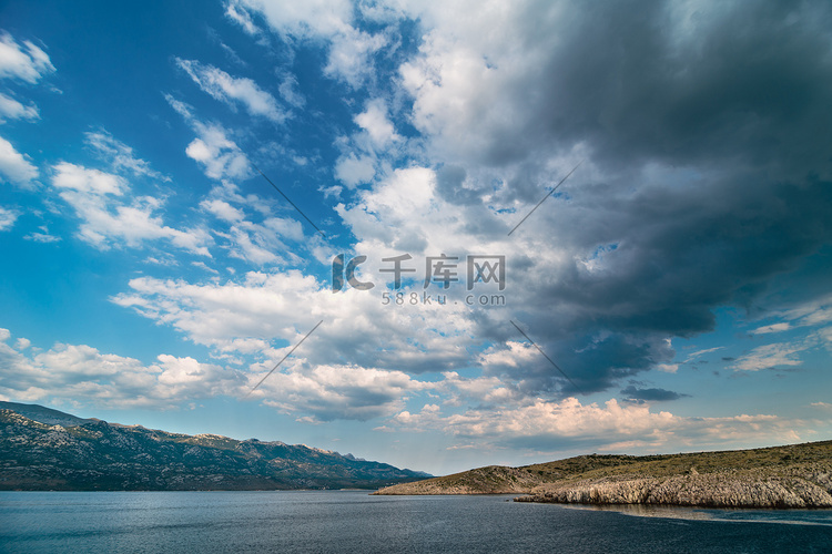 亚得里亚海海湾与俯瞰 Paklenica Nationa 的戏剧性天空高清摄影大图-千库网