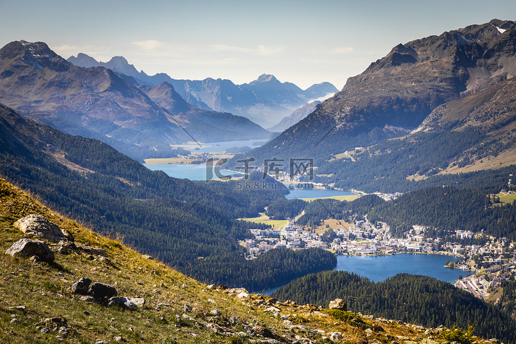 从瑞士格劳宾登州上恩加丁的 Muottas Muragl 俯瞰圣莫里茨高清摄影大图-千库网