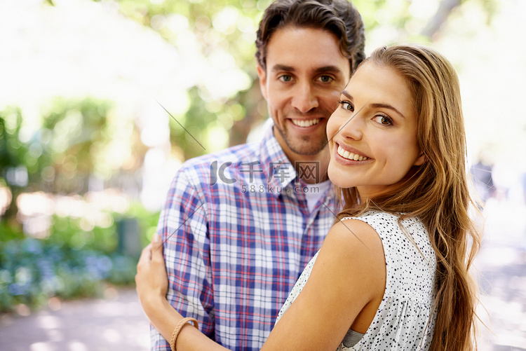 在情人节、浪漫约会或暑假约会时，情侣、肖像或爱在公园、自然花园或后院拥抱。高清摄影大图-千库网