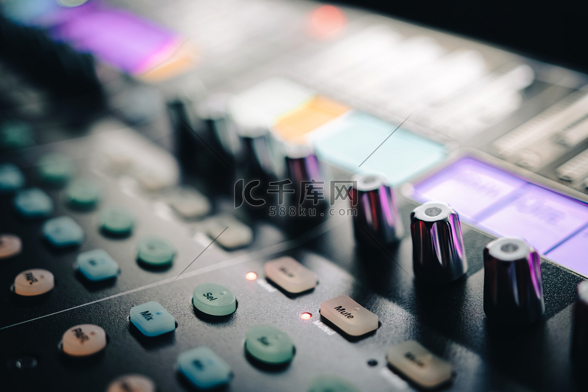 录音棚中的声音控制音乐混音器高清摄影大图-千库网