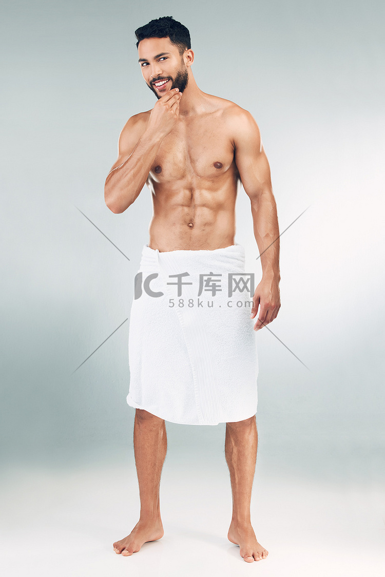 男士、淋浴和身体美容用毛巾进行美容、护理和放松健康。高清摄影大图-千库网