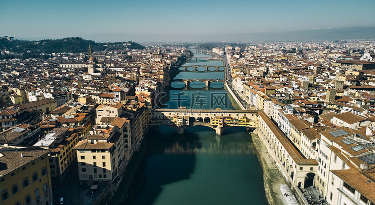 佛罗伦萨 Ponte Vecchio 桥和阿诺河的鸟瞰图高清摄影大图-千库网