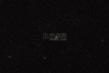 夜空中有许多星星，明亮的 Cebalrai 意味着牧羊犬 — 蛇夫座 Beta Ophiuchi 长叠曝光照片高清摄影大图-千库网