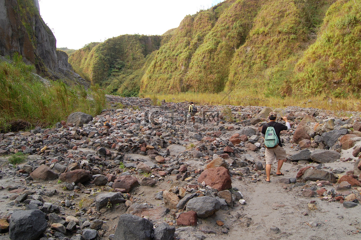 通往菲律宾三描礼士省皮纳图博湖的山脉高清摄影大图-千库网