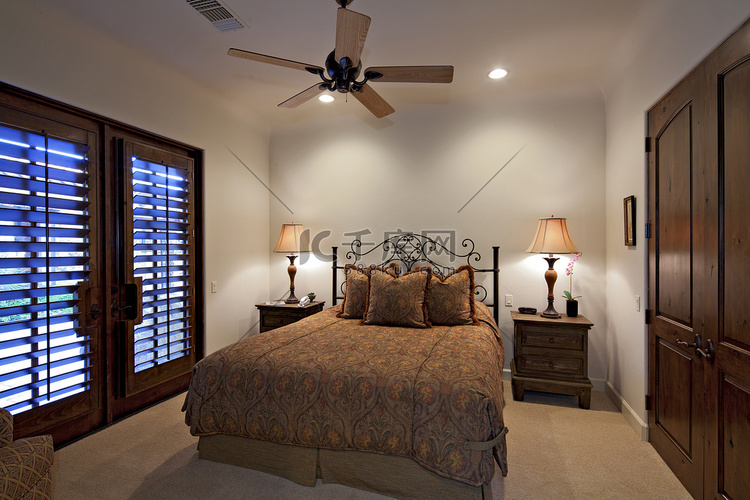 庄园住宅卧室内部高清摄影大图-千库网