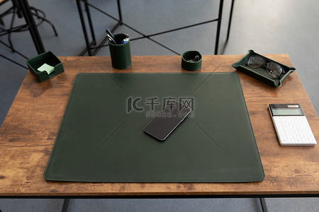 办公场所的皮垫和办公用品高清摄影大图-千库网