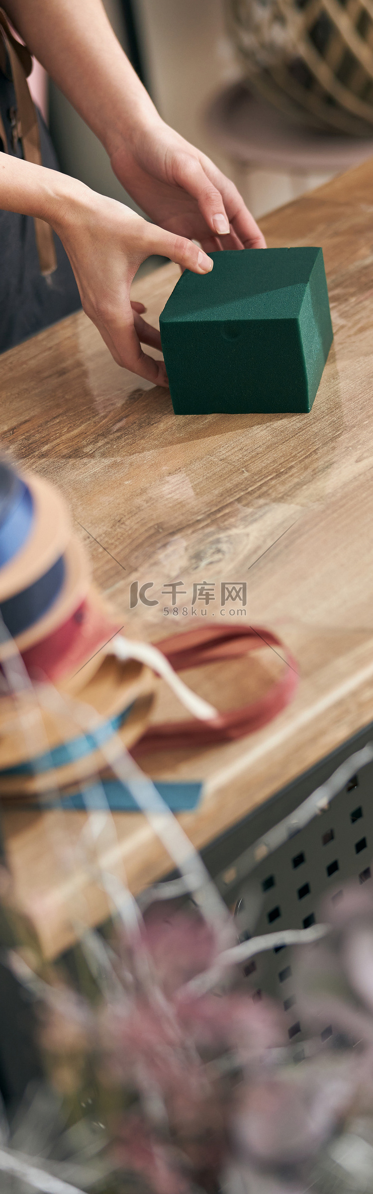 专业卖花人的年轻女人正在花店做花束高清摄影大图-千库网