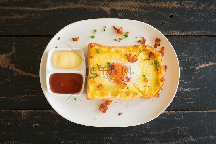 蛋黄培根火腿奶酪面包吐司和香菜早餐高清摄影大图-千库网