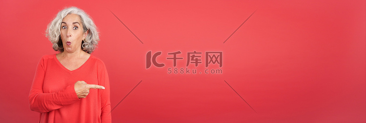 成熟的女人惊讶地指着旁边高清摄影大图-千库网