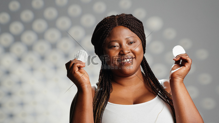 工作室里脸上贴着化妆棉的护肤模特高清摄影大图-千库网