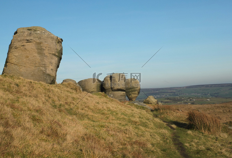 bridestones 西约克郡景观中的一大群砂岩岩层，靠近托德莫登，与奔宁山脉的乡村相映成趣高清摄影大图-千库网