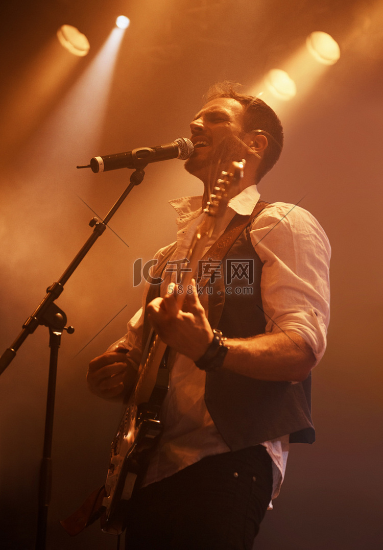 他是完美的前锋。高清摄影大图-千库网