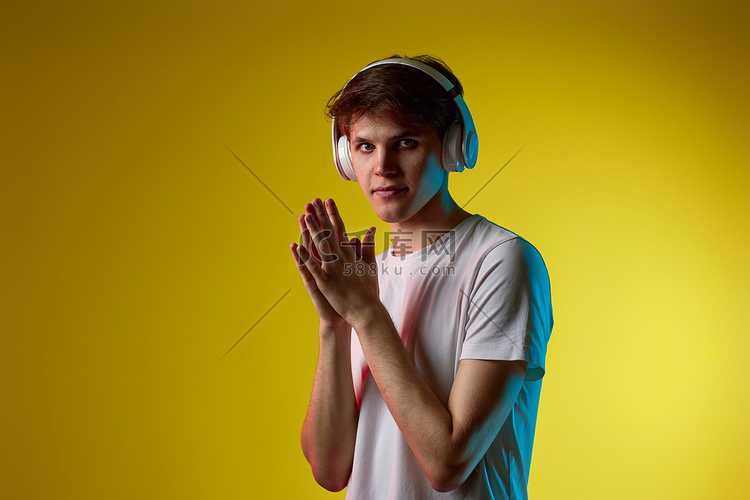 戴着耳机听音乐的年轻人高清摄影大图-千库网