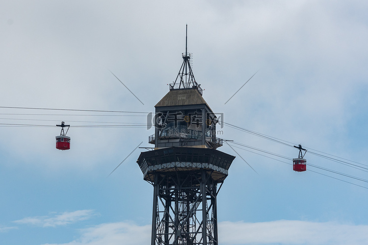 巴塞罗那 COVID 19 之后，人们在空荡荡的街道上行走高清摄影大图-千库网