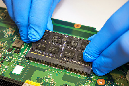 在主板特写镜头上安装 AMD RAM 模块高清摄影大图-千库网
