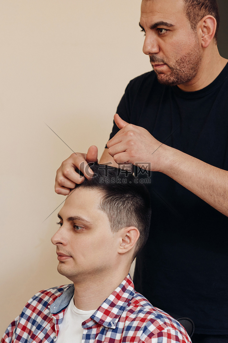 理发师和满意的大胡子男人在镜子前高清摄影大图-千库网