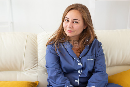 穿着睡衣的可爱女模特享受早晨。高清摄影大图-千库网