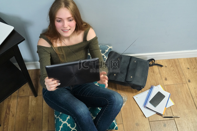 阅读数字平板电脑、在线教育的年轻女大学生高清摄影大图-千库网