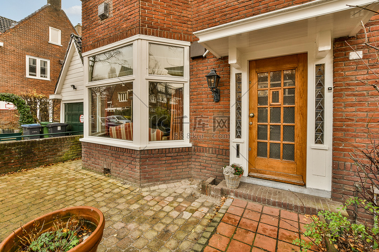 带砖砌门廊的房子的前门高清摄影大图-千库网