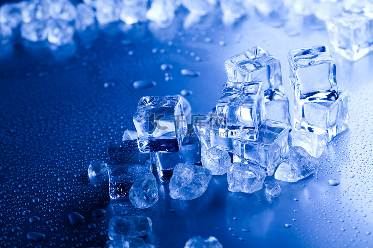 蓝色和闪亮的冰块高清摄影大图-千库网