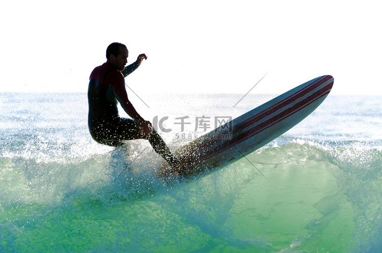 长寄宿生在日落时冲浪海浪高清摄影大图-千库网