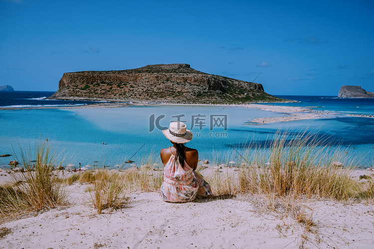 Balos Beach Crete Greece 的女性，Balos 海滩是希腊最美丽的海滩之一高清摄影大图-千库网