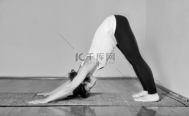 做 Adho Mukha Svanasana 瑜伽姿势的女孩高清摄影大图-千库网