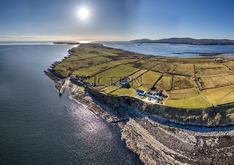 爱尔兰多尼戈尔郡圣约翰角 Ballysaggart Ringfort 前岩石海岸的鸟瞰图。高清摄影大图-千库网