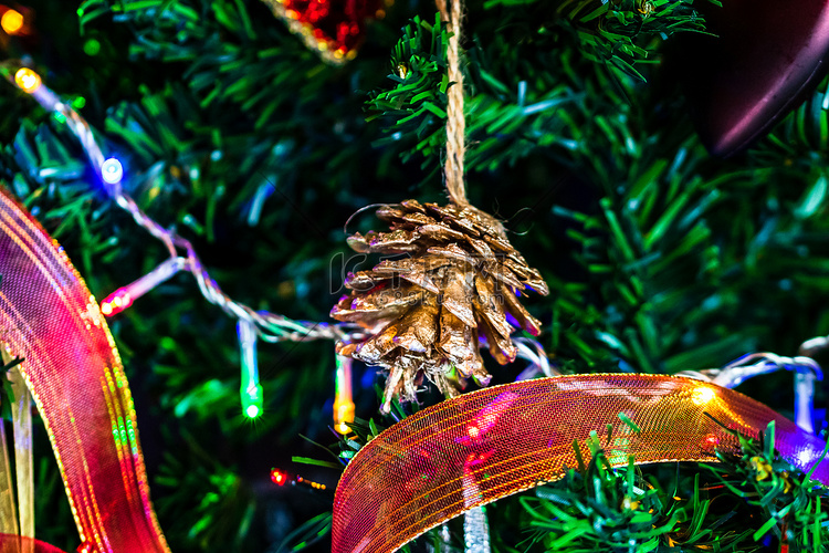 杉树上的圣诞挂饰。高清摄影大图-千库网