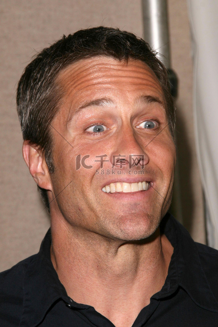 Rob Estes 在第 26 届年度 William S. Paley 电视节举办的 90210 上。 高清摄影大图-千库网