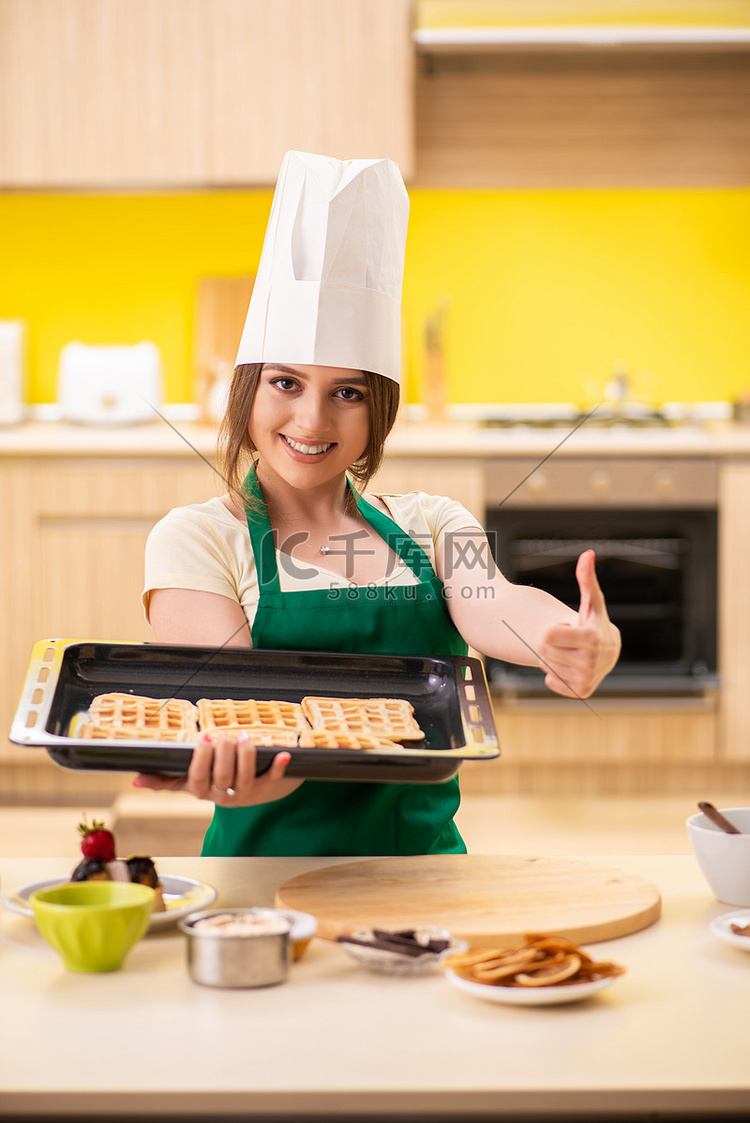 年轻厨师在厨房里做蛋糕高清摄影大图-千库网