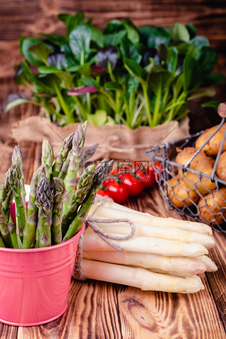在木桌上设置健康食品的新鲜产品。高清摄影大图-千库网