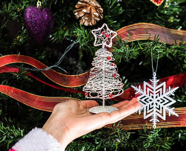 Hsnd 在克里斯面前拿着小圣诞树雕像高清摄影大图-千库网