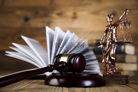 木槌和书籍，环境光生动的主题高清摄影大图-千库网