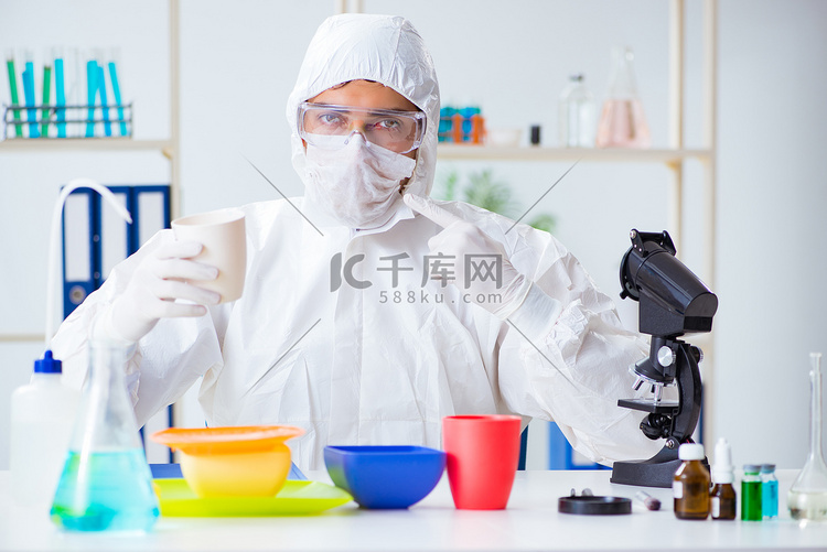 检查和测试塑料盘的化学家高清摄影大图-千库网
