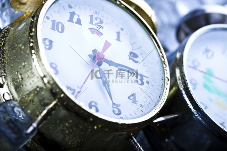 时钟和冰块，清新湿润的活力主题高清摄影大图-千库网