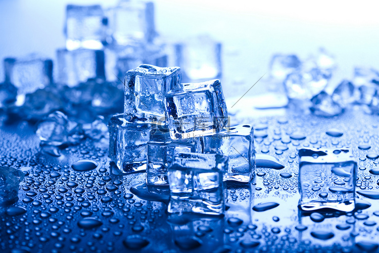 蓝色背景上的冰块高清摄影大图-千库网