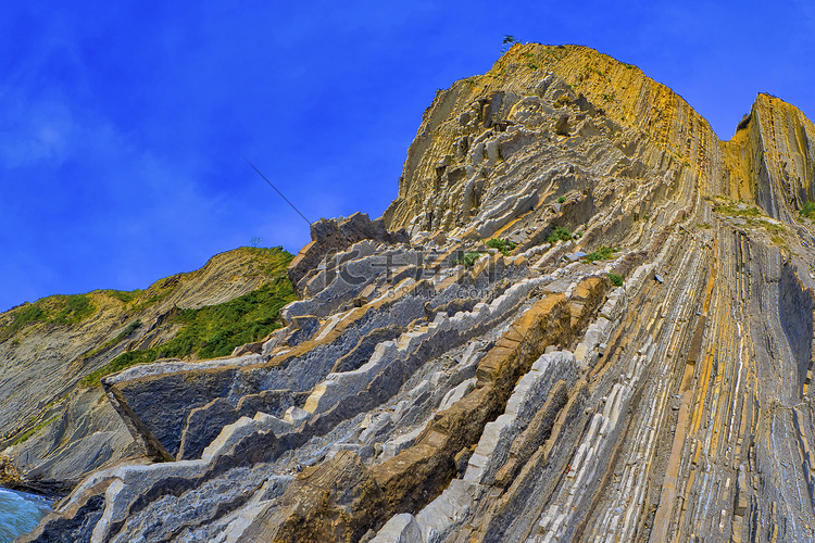 陡峭倾斜的 Flysch 层，西班牙巴斯克海岸联合国教科文组织世界地质公园高清摄影大图-千库网