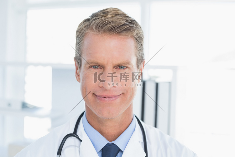 看照相机的微笑的医生高清摄影大图-千库网