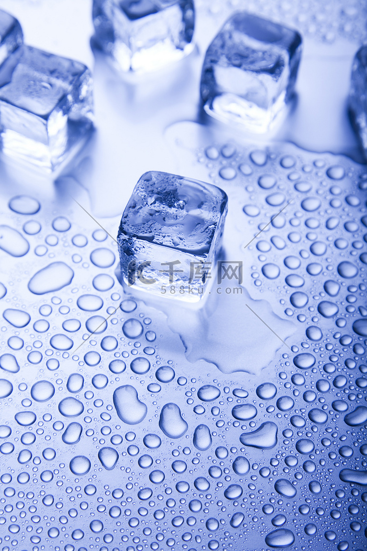 闪亮的冰块，清新的蓝色主题高清摄影大图-千库网